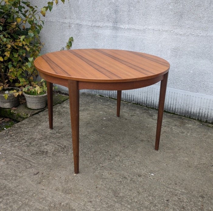 Table ronde esprit scandinave - La petite Brocanteuse