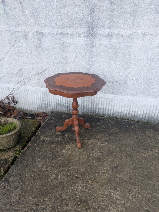 Guéridon - La petite Brocanteuse